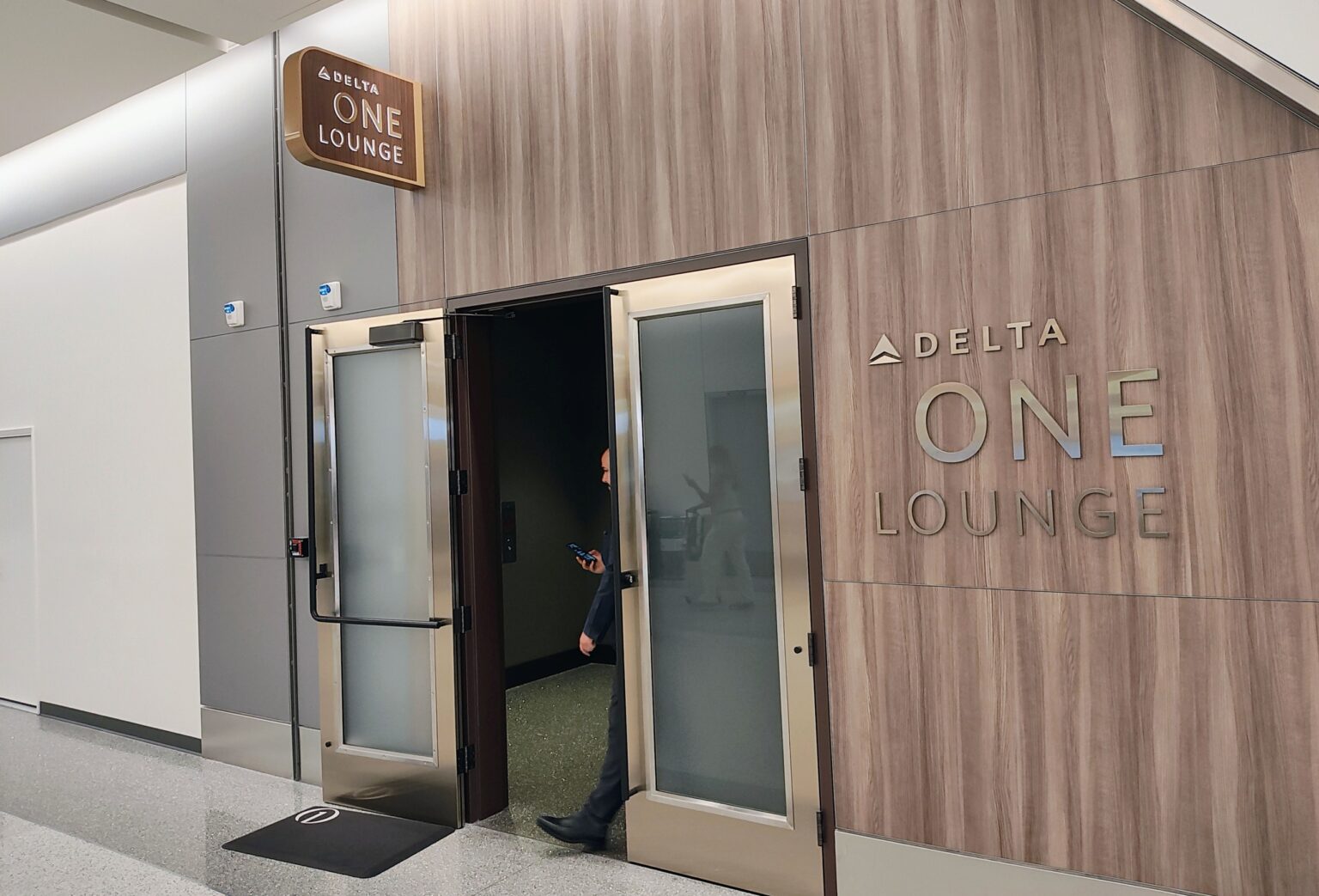 Nightcap - Dropping By the Delta One Lounge LAX