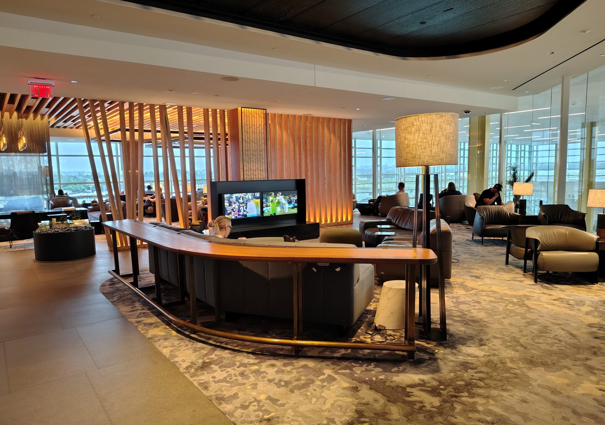 An Admirals Club DCA Location Is My Favorite Basic Airline Lounge